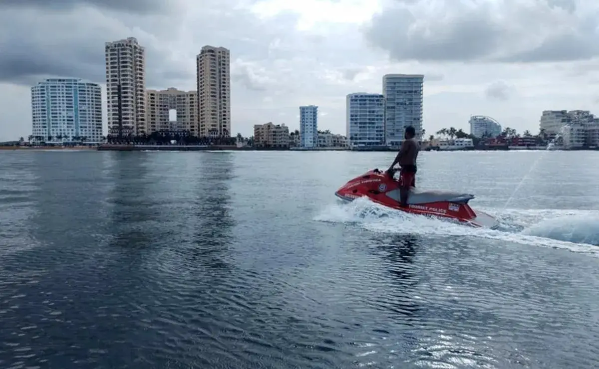 Municipal Lifeguards Assist 4 People at Mazatlán Beaches
