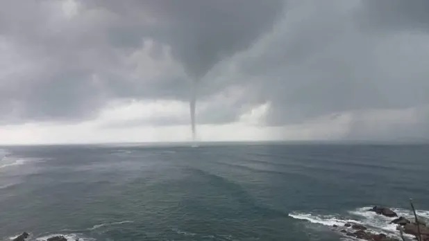 Giant Waterspout Captured Off the Coasts of Huatulco, Oaxaca; “An ...