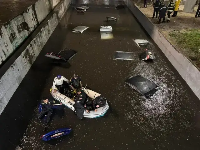Rains cause severe flooding in Mexico City today: Car rescue continues ...