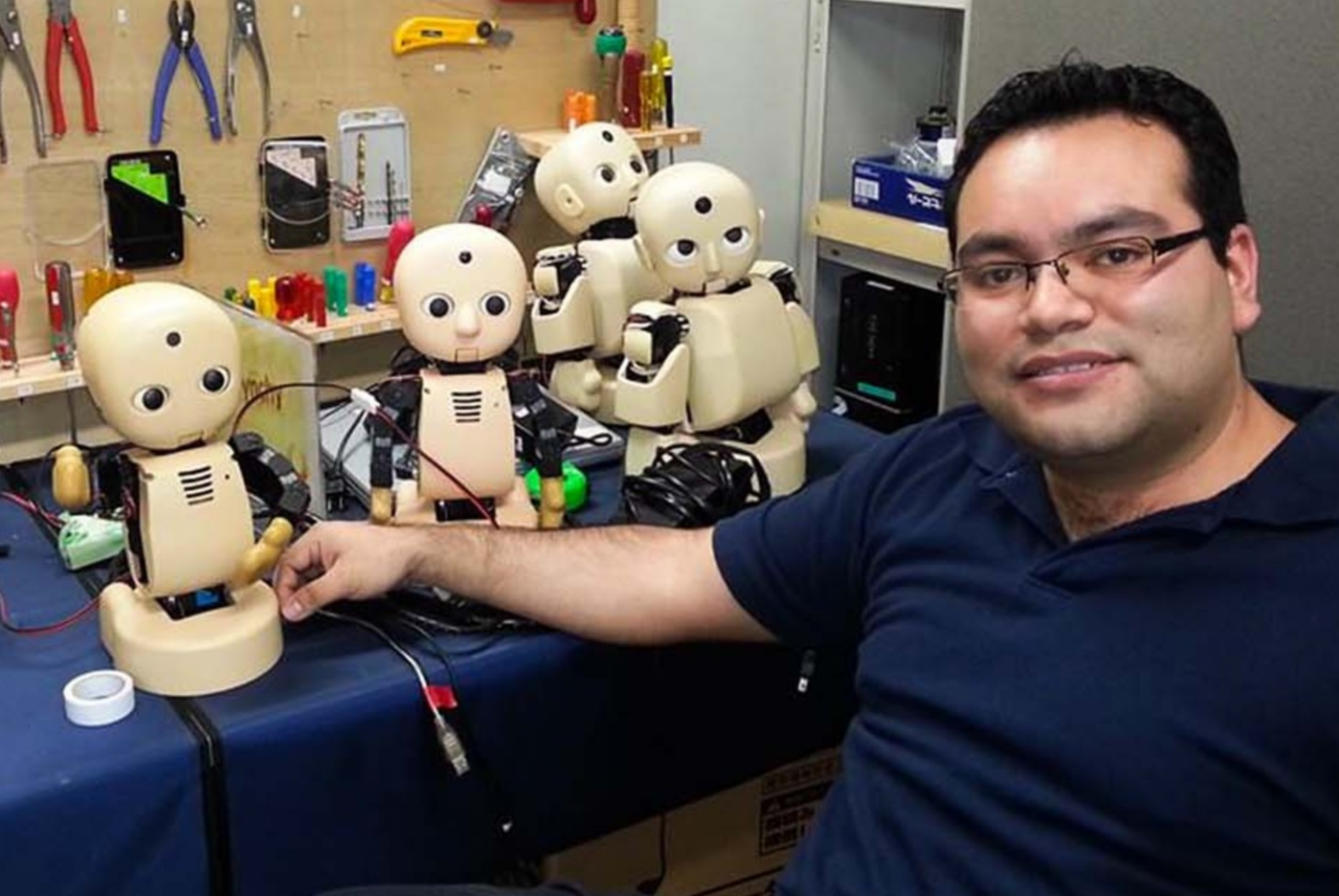 Christian Peñaloza, the Mexican engineer who controls robots with his ...