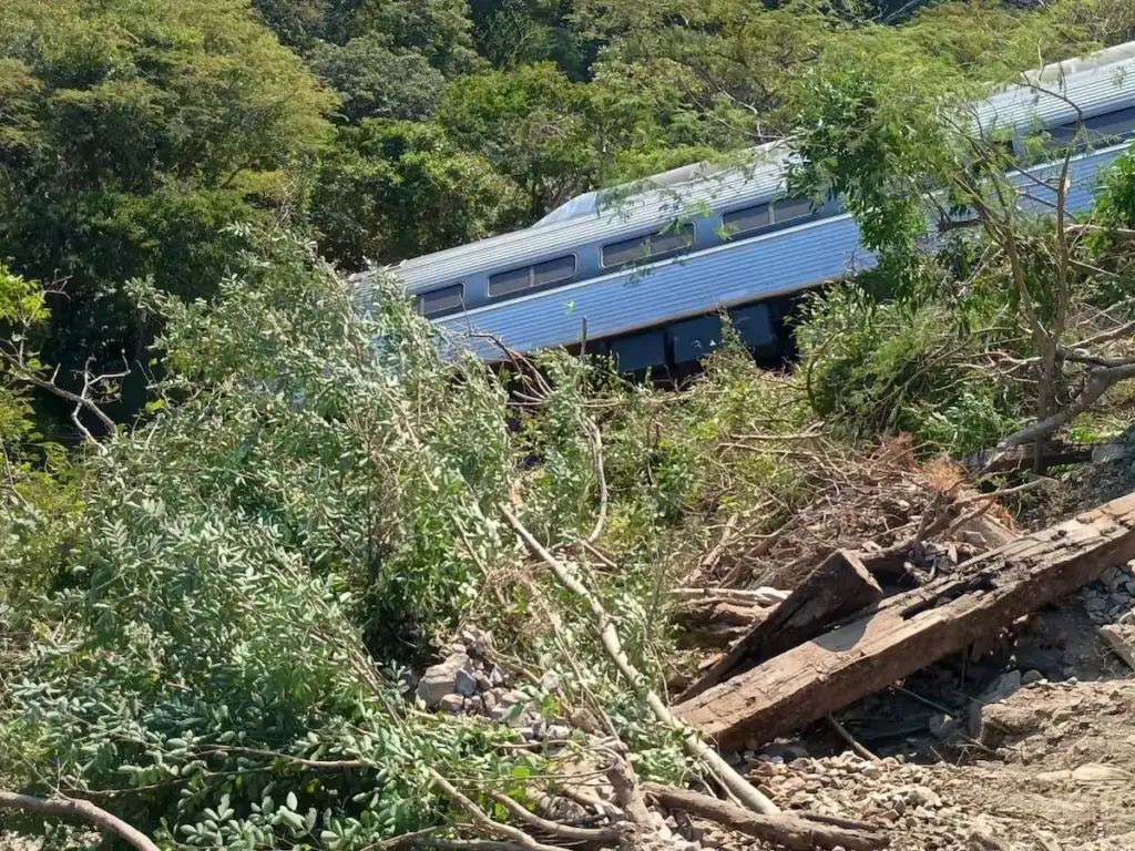 Interoceanic train derails in Oaxaca with more than 200 passengers on ...
