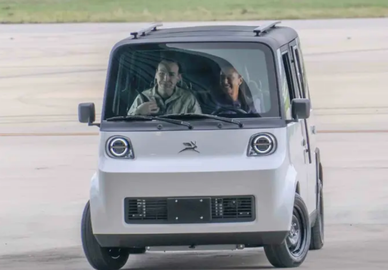 Sheinbaum tests the 'Olinia' vehicle at the Santa Lucía Military Base